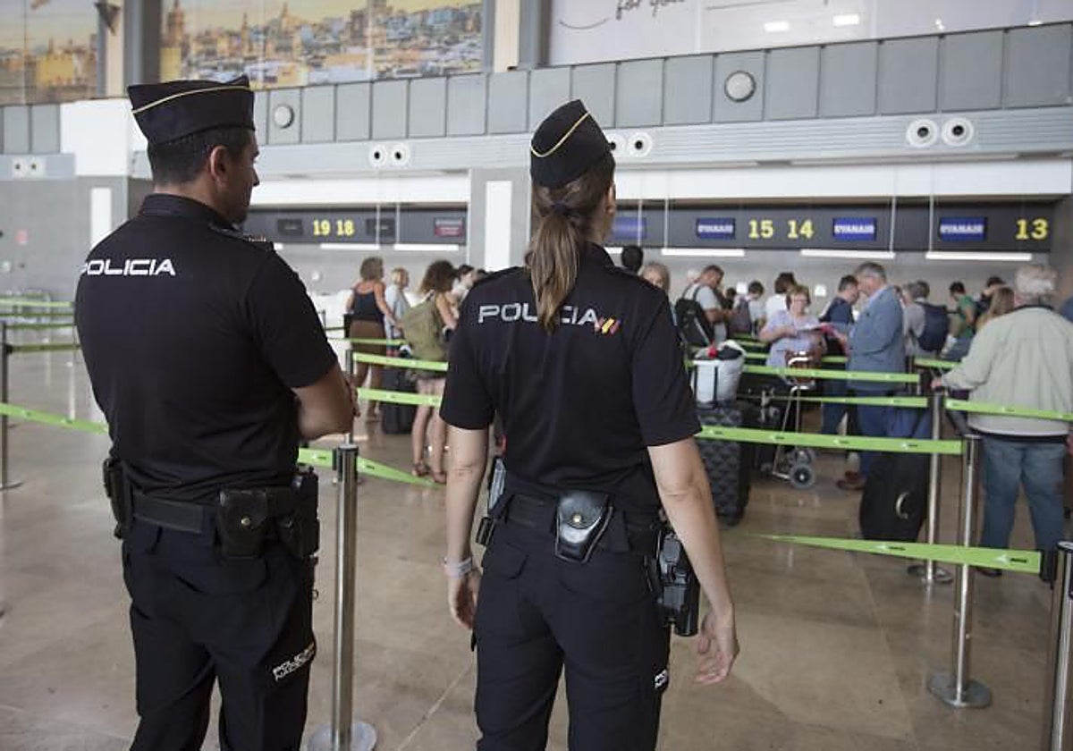 Detienen en el aeropuerto de Manises a un fugitivo albanés condenado en Bélgica a cadena ...